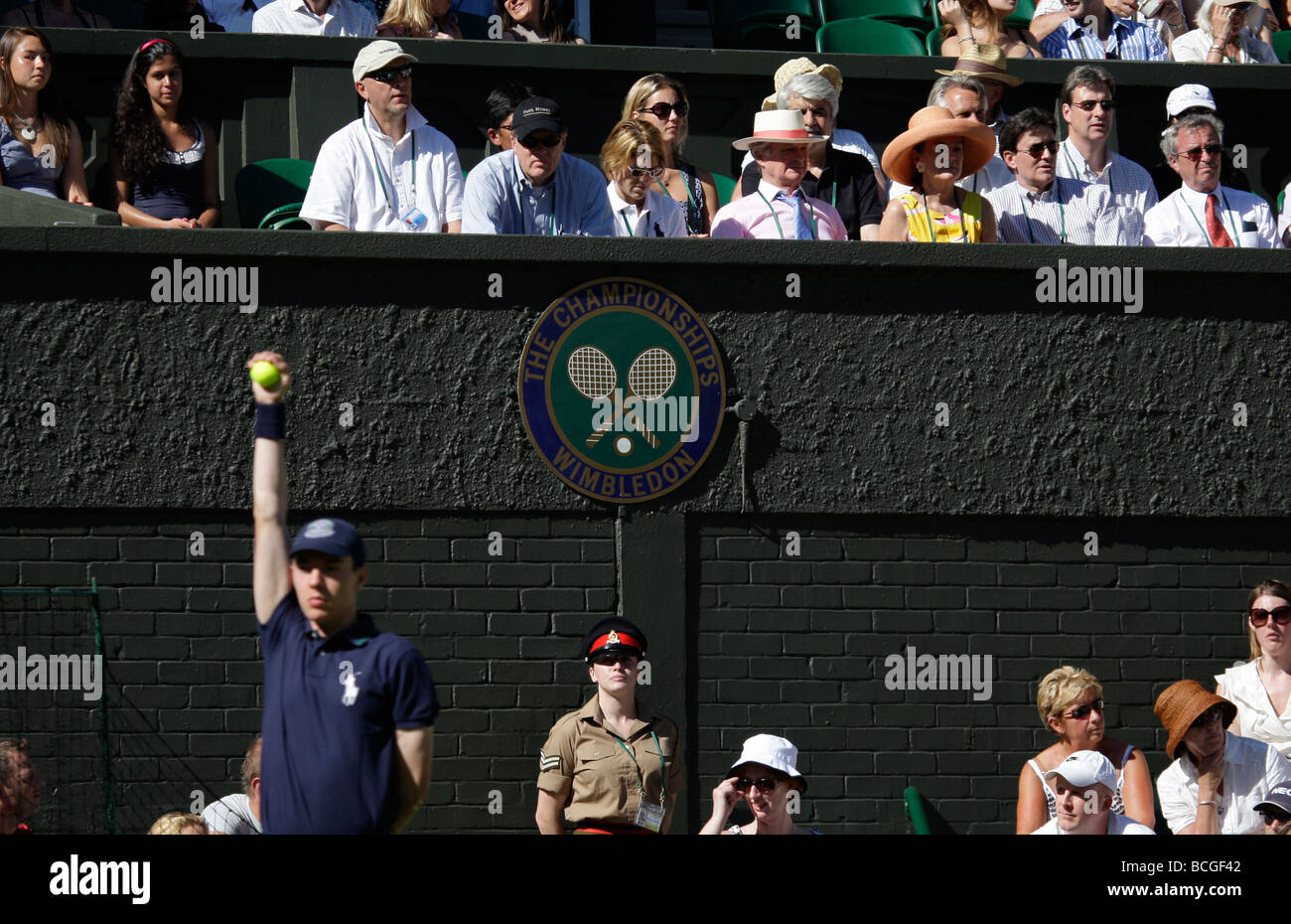 Wimbledon tennis logo hi-res stock photography and images - Alamy