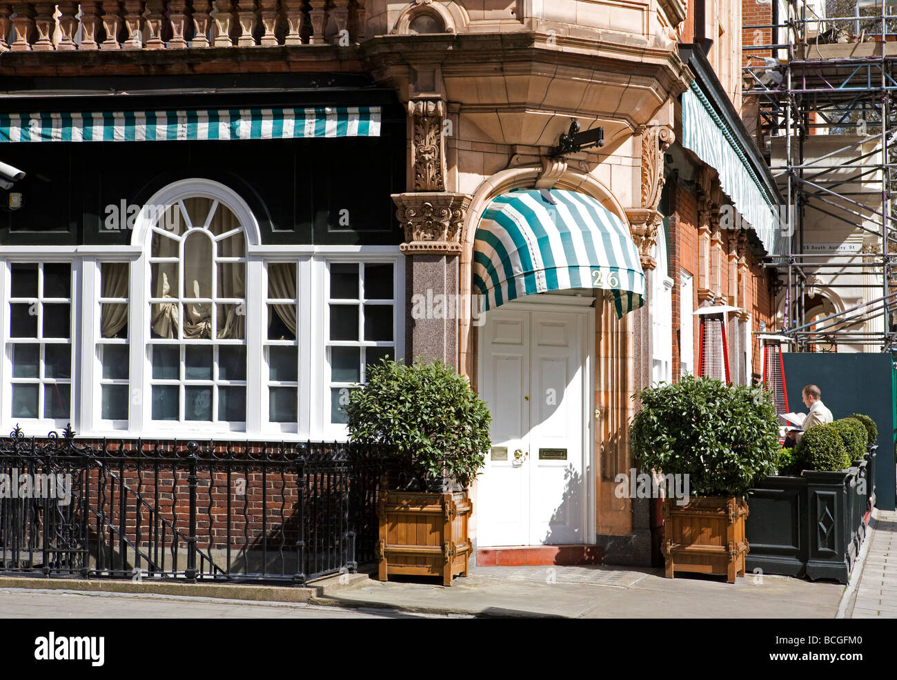 Harry's Bar on South Audley Street, London Stock Photo - Alamy