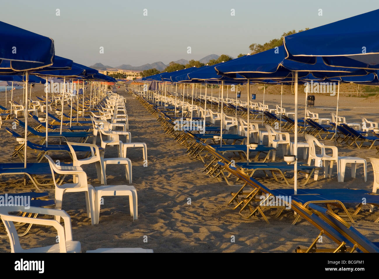 Empty white sun lounger sunbeds hi-res stock photography and images - Alamy