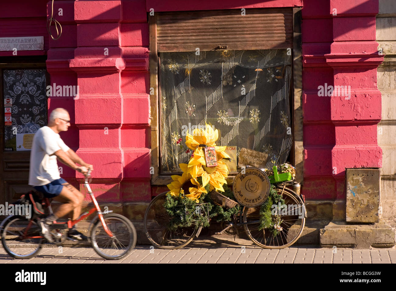 Passing shop hi-res stock photography and images - Alamy
