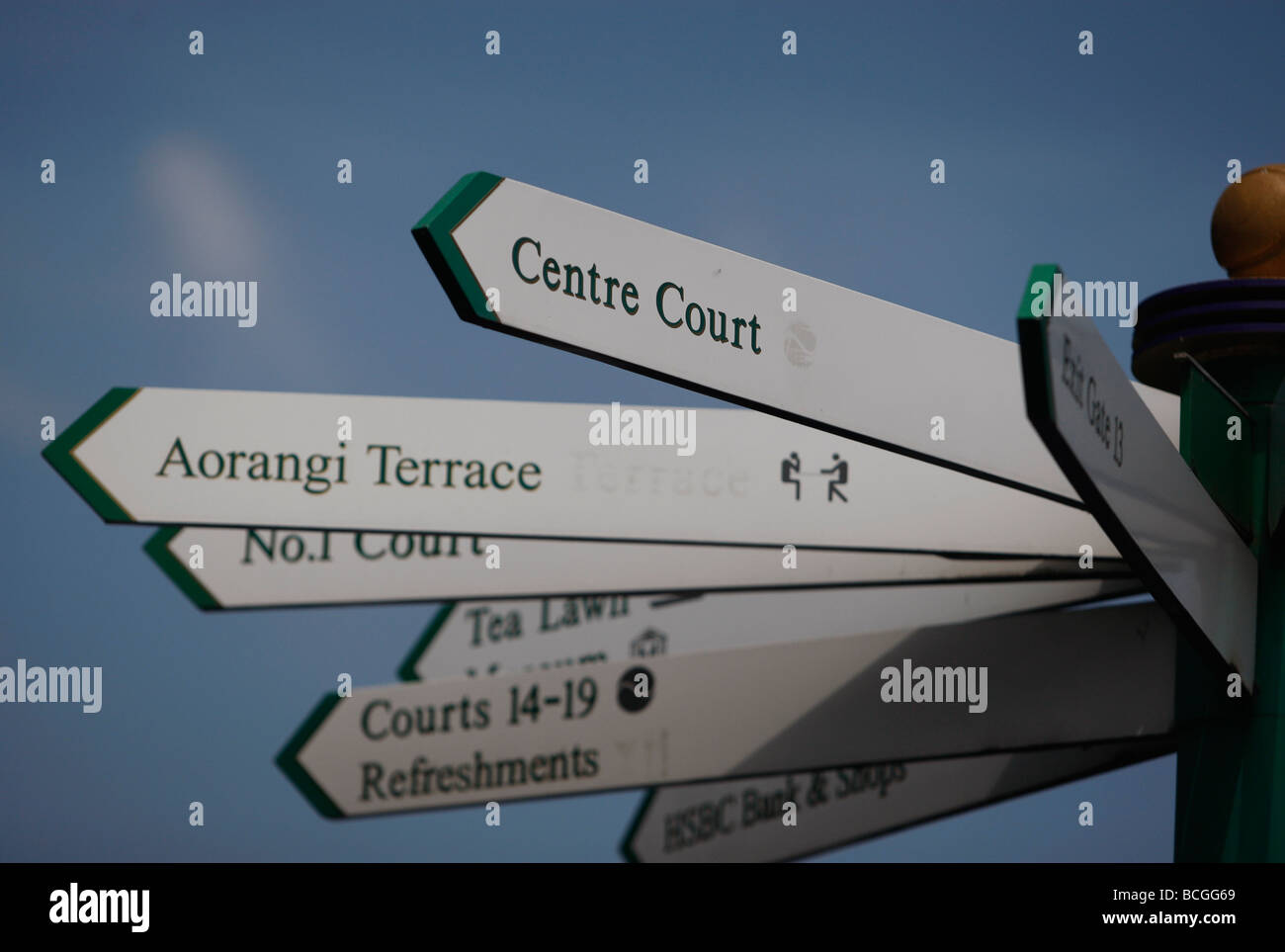 Wimbledon tennis tournament signs hi-res stock photography and images ...