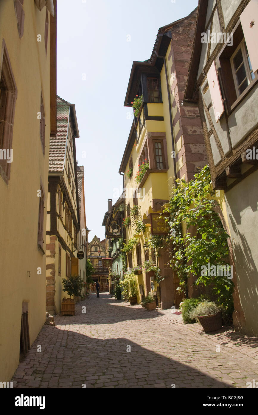 Narrow paved street hi-res stock photography and images - Alamy