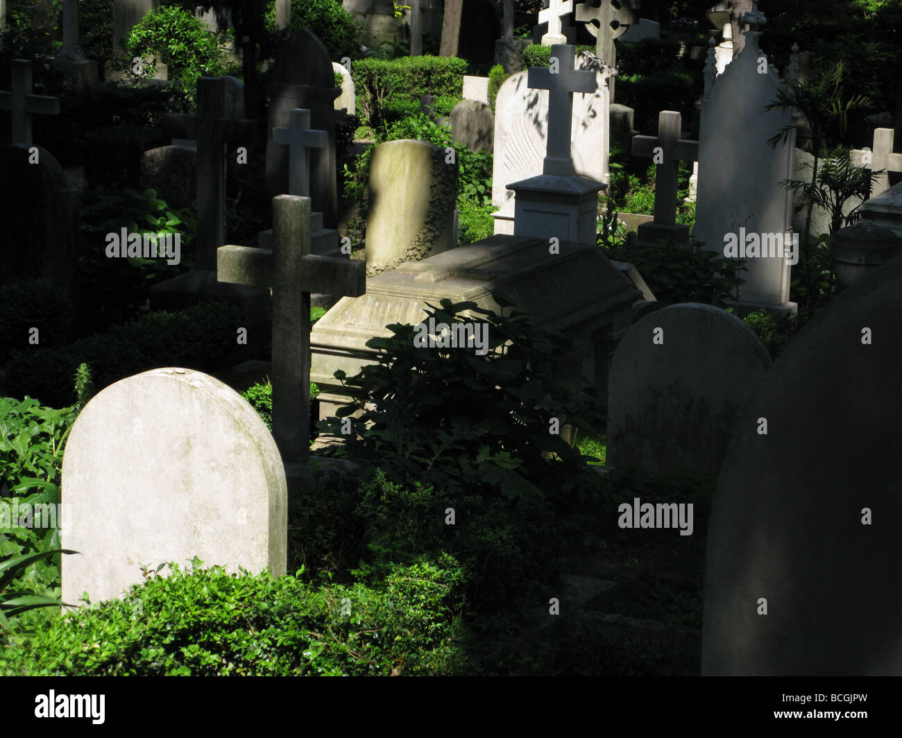 gravestones in protestant cemetery near piramide, rome Stock Photo - Alamy