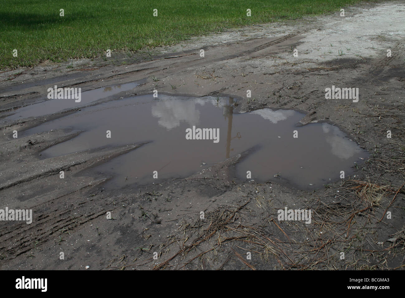 Puddle in dirt driveway Stock Photo - Alamy