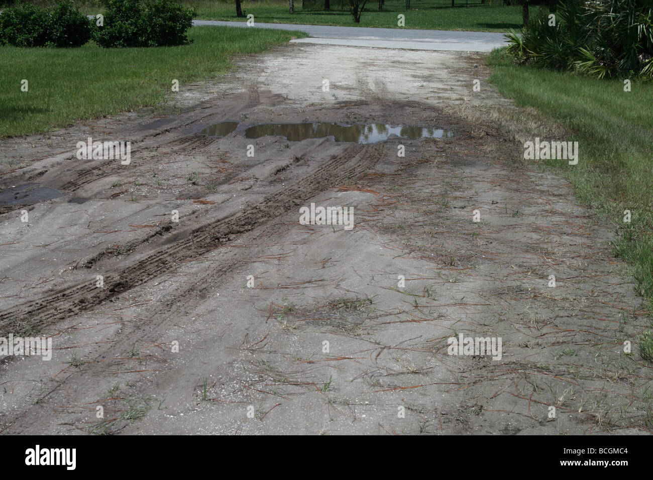 Dirt driveway hi-res stock photography and images - Alamy