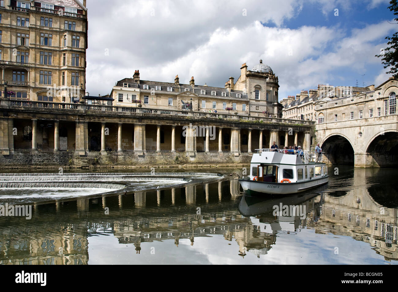 VIEW OF THE PULTENEY BRIDGE AT BATH WITH A SIGHT SEEING BOAT FULL OF ...