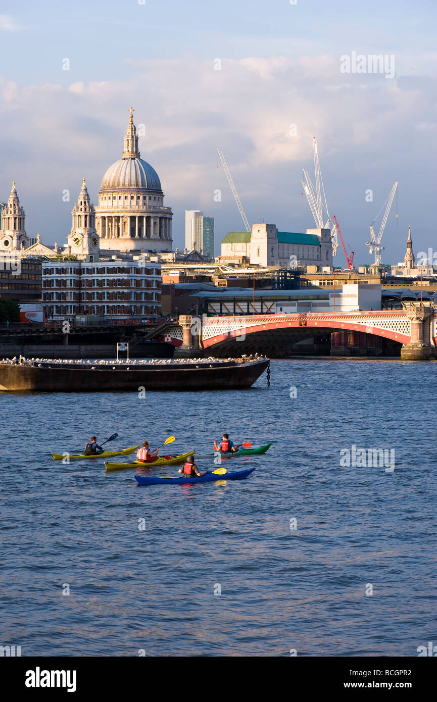 Kayak thames hi-res stock photography and images - Alamy