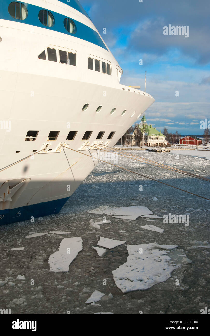 Ice on the windows of a boat hi-res stock photography and images - Alamy