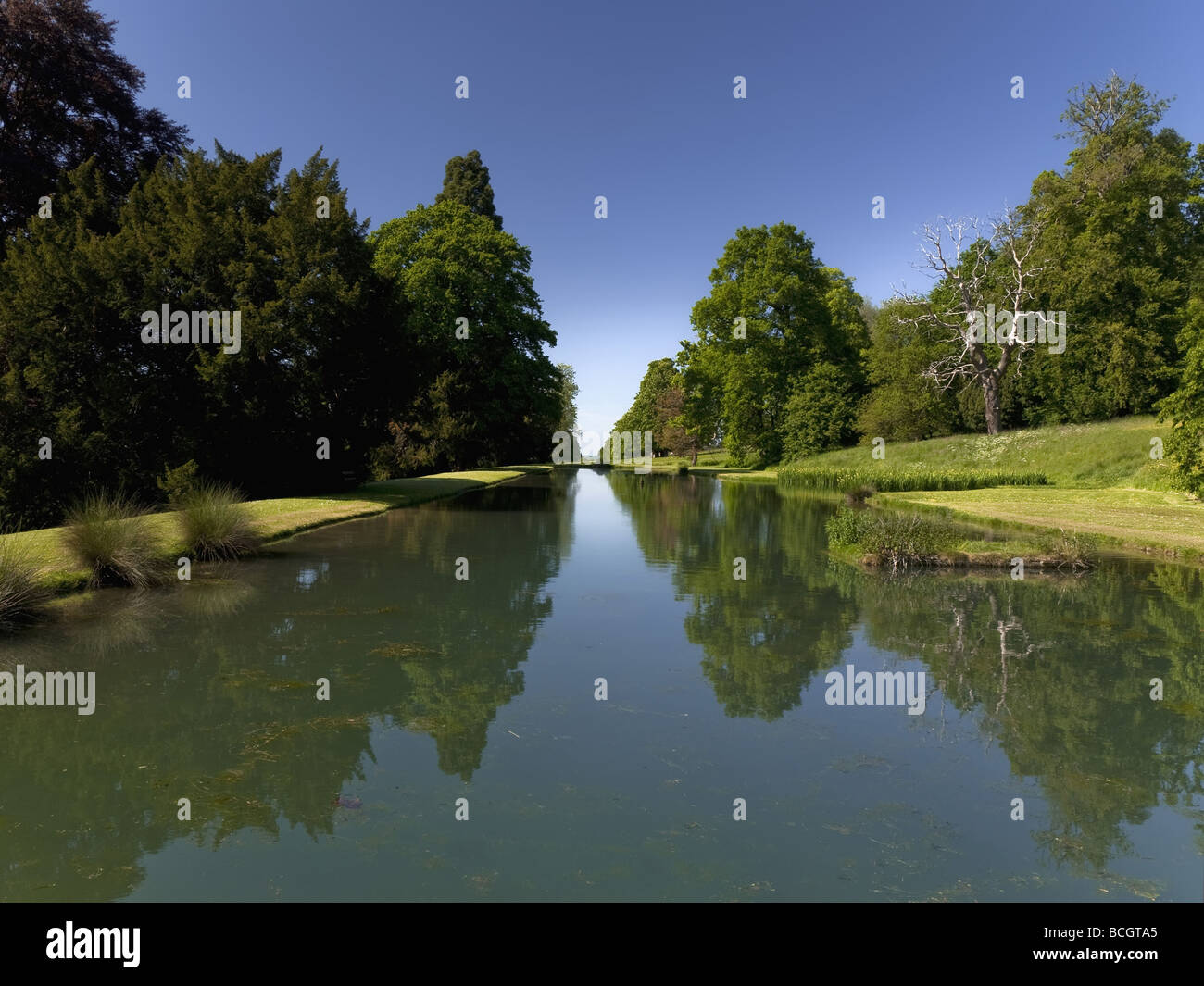 an ornamental lake stanway hall in the cotswolds Stock Photo - Alamy