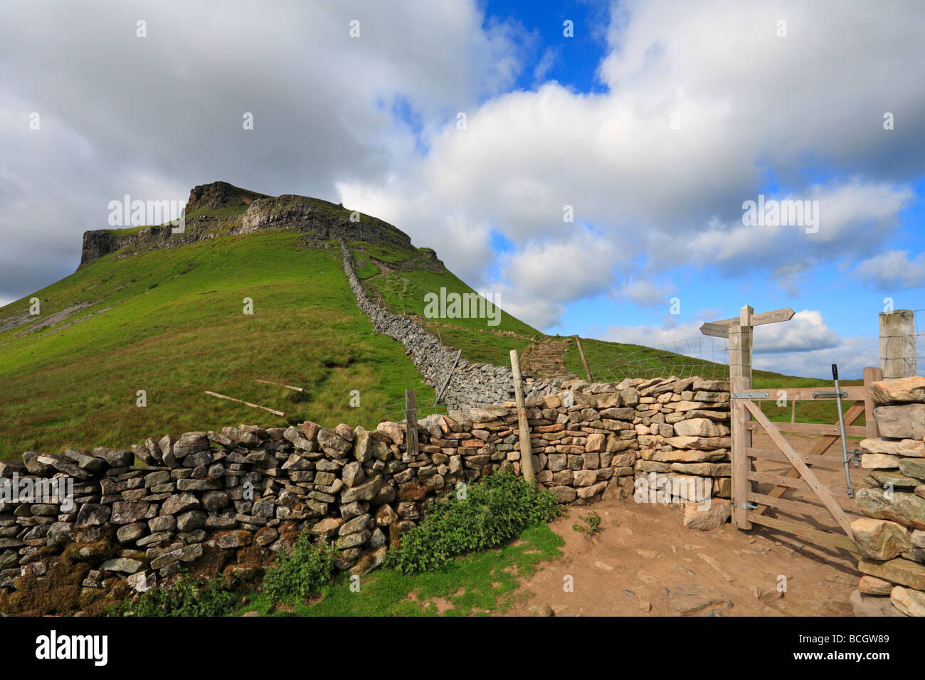 The Pennine Way and Pen-y-ghent, Yorkshire Dales National Park, North ...
