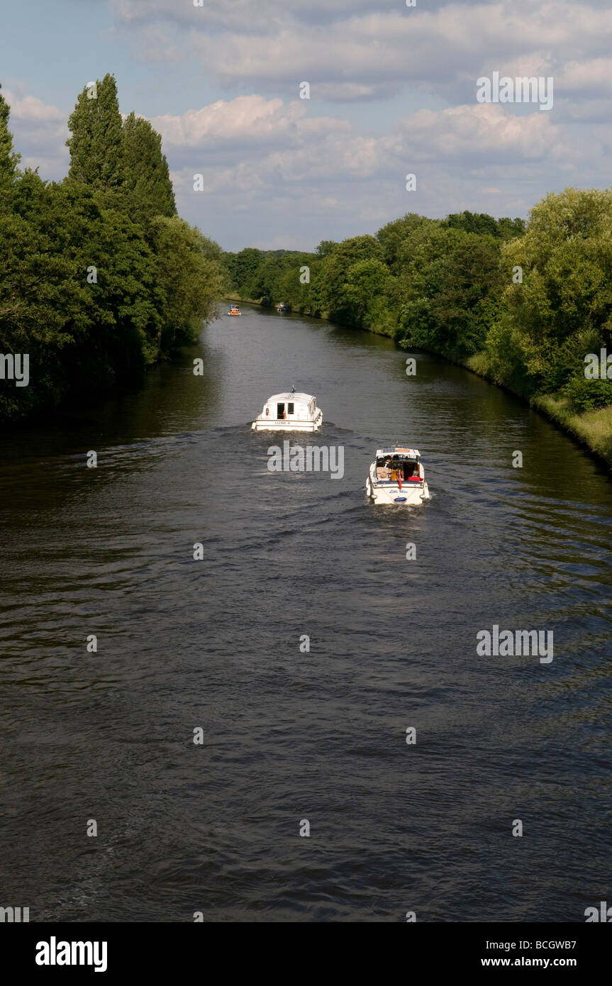 Boats on river Thames in Walton-on-Thames in Surrey Stock Photo - Alamy