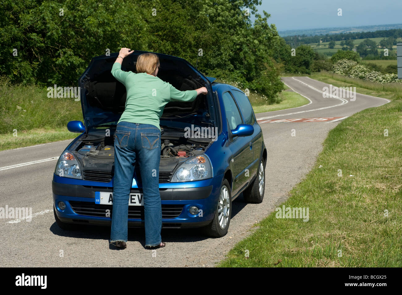Lone female car breakdown hi-res stock photography and images - Alamy
