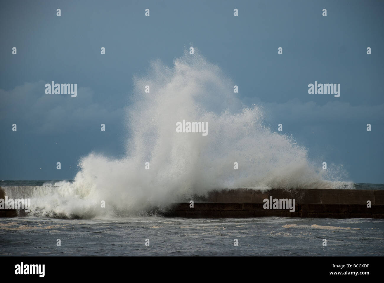 Waves breaking over harbour hi-res stock photography and images - Alamy