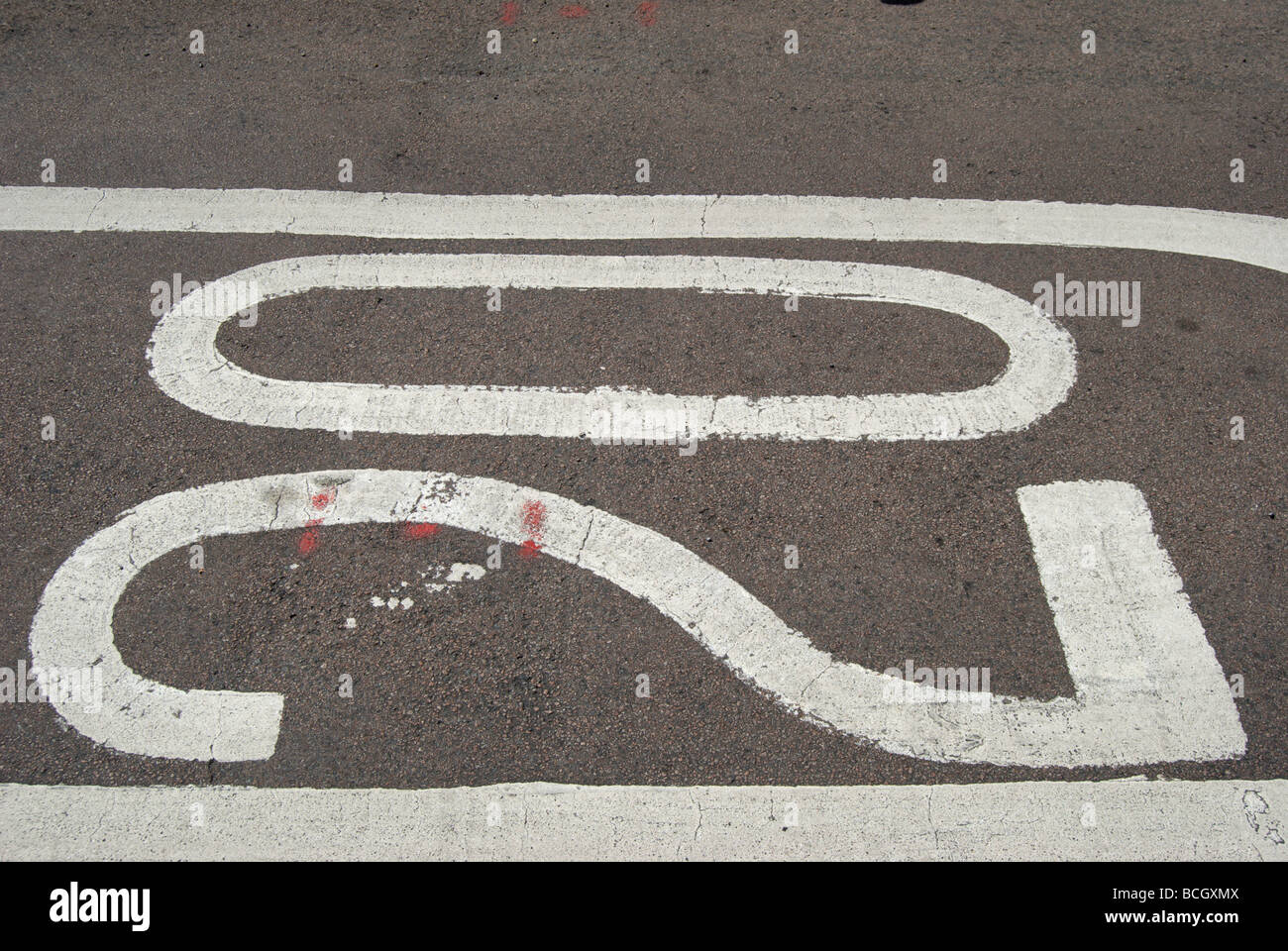 20 mph speed limit markings hi-res stock photography and images - Alamy