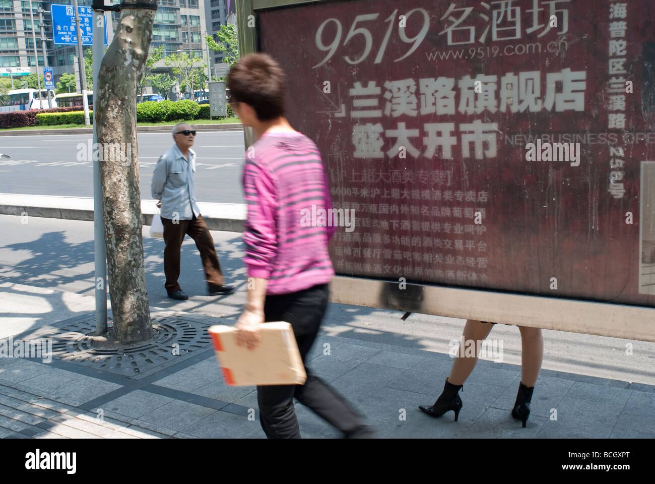 Bus stop Shanghai China Stock Photo - Alamy