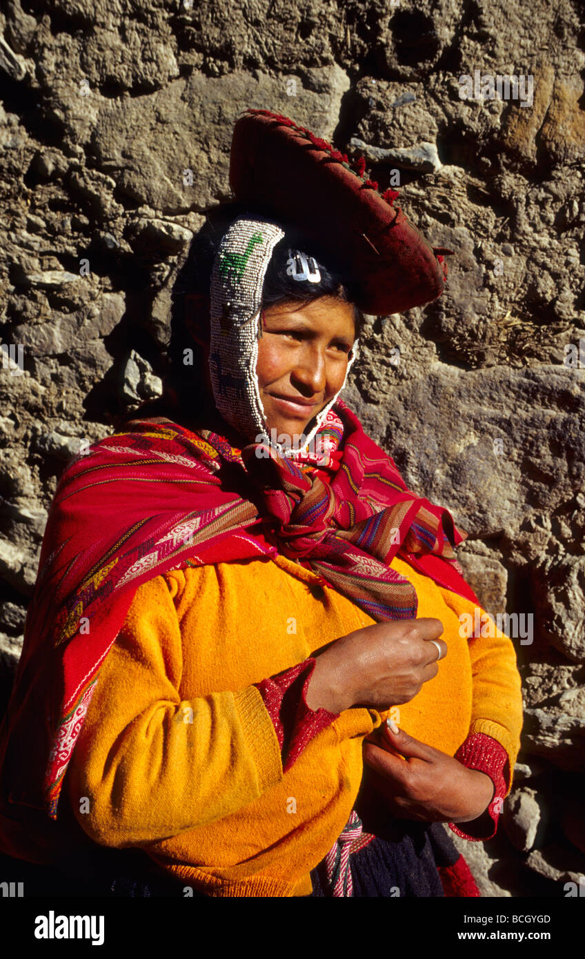 Peru traditional clothing machu picchu hi-res stock photography and ...
