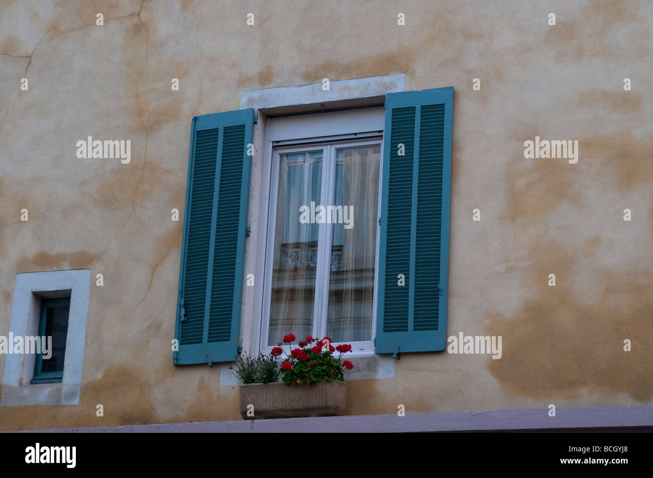 Blue window shutters france hi-res stock photography and images - Alamy