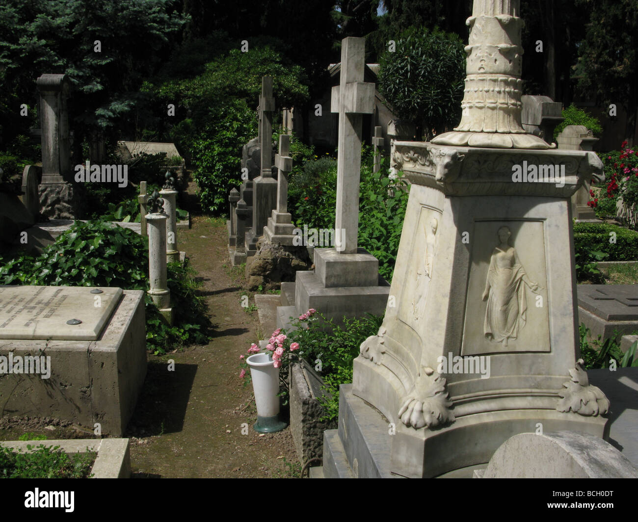 gravestones in protestant cemetery near piramide, rome Stock Photo - Alamy