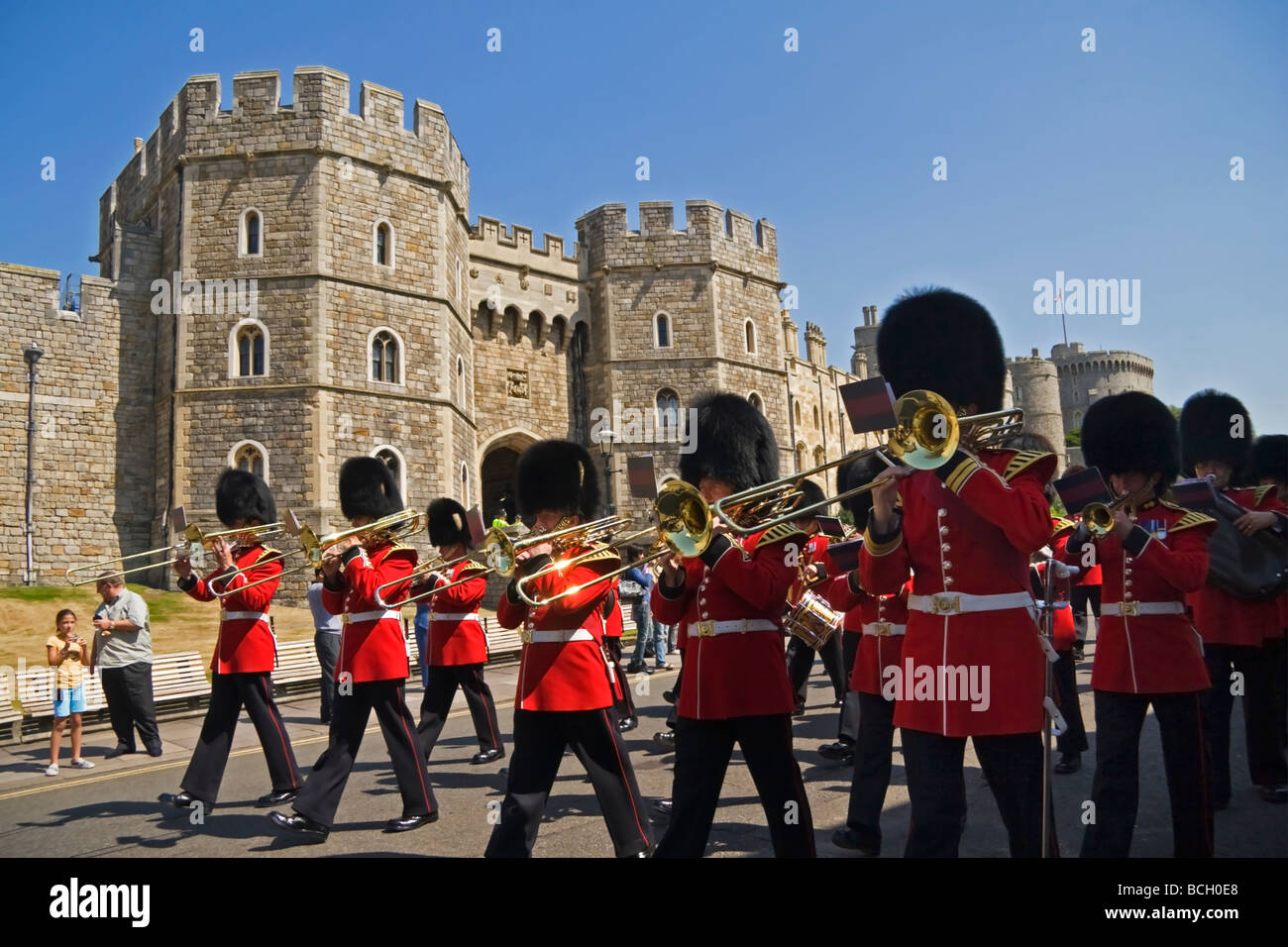 Changing the guard windsor hi-res stock photography and images - Alamy