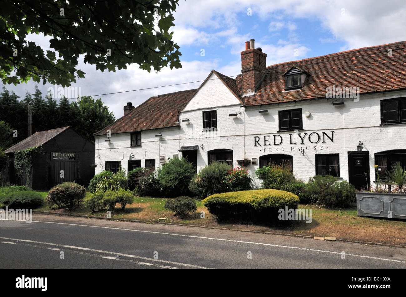 Outdoor pub uk hi-res stock photography and images - Alamy