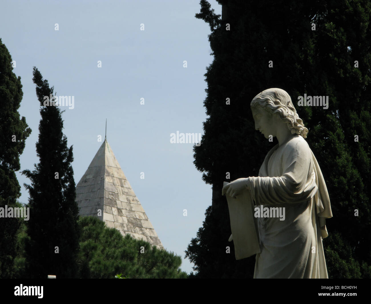 The protestant cemetery near piramide hi-res stock photography and ...