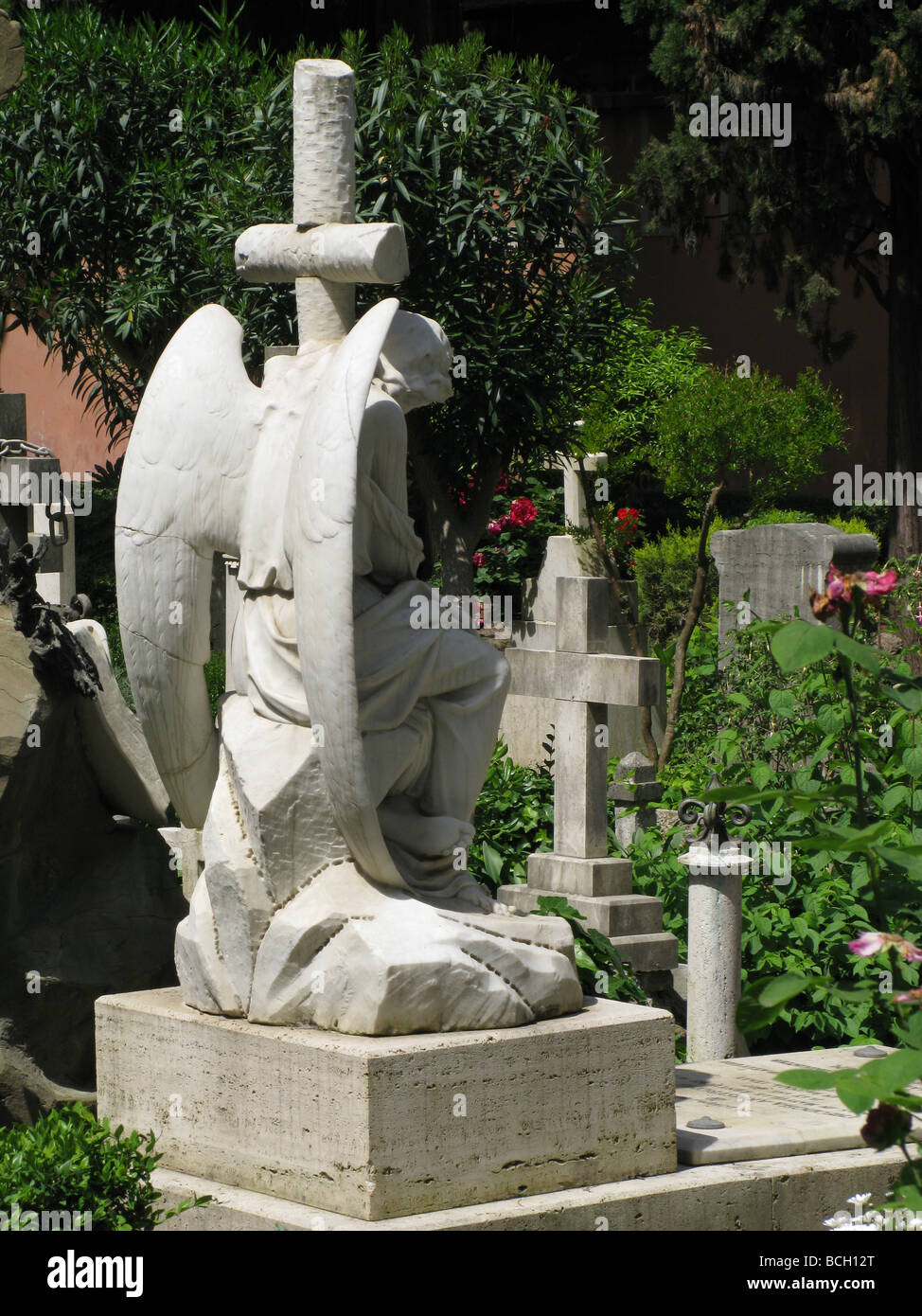 gravestones in protestant cemetery near piramide, rome Stock Photo - Alamy
