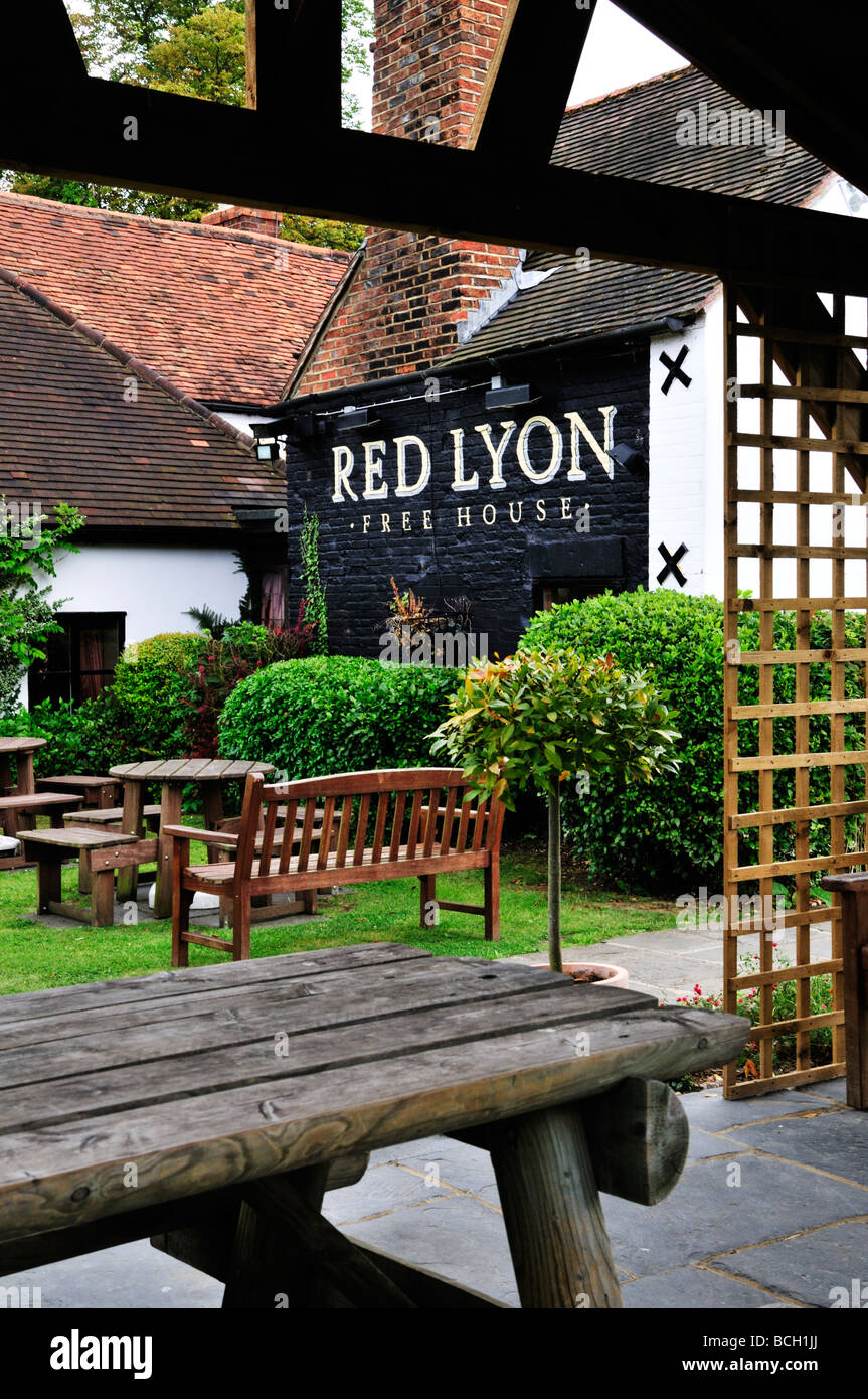 The Red Lyon Pub Restaurant, Hurley, Berkshire, UK Stock Photo - Alamy