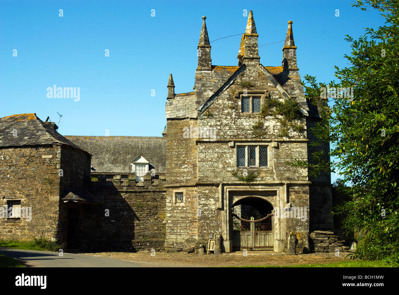 17th century gatehouse hi-res stock photography and images - Alamy