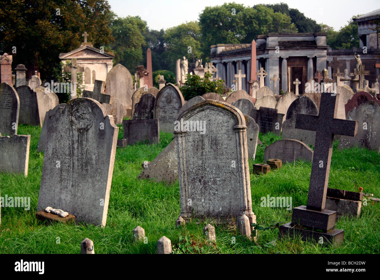 Graves in Kensal Green Cemetery Stock Photo - Alamy