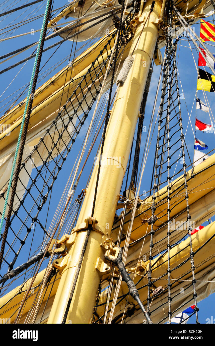 Looking up at tall ship mast detail with rope ladders and rigging Stock ...