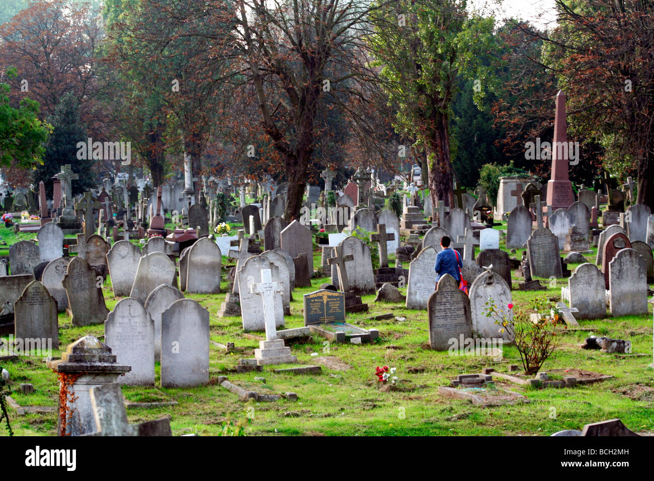 Graves in Kensal Green Cemetery Stock Photo - Alamy
