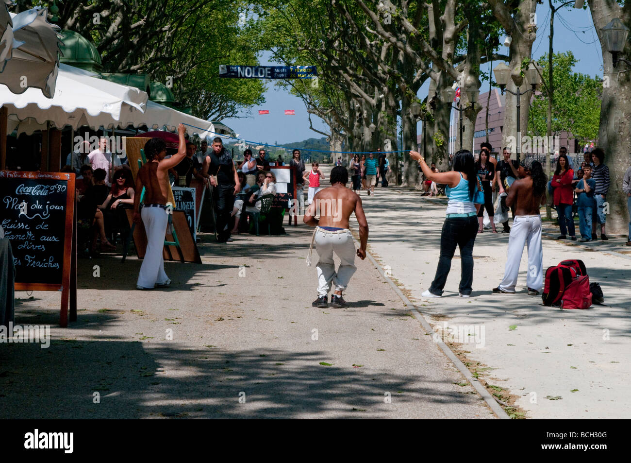 Street performance Man high jumping over a piece of cord Montpellier ...