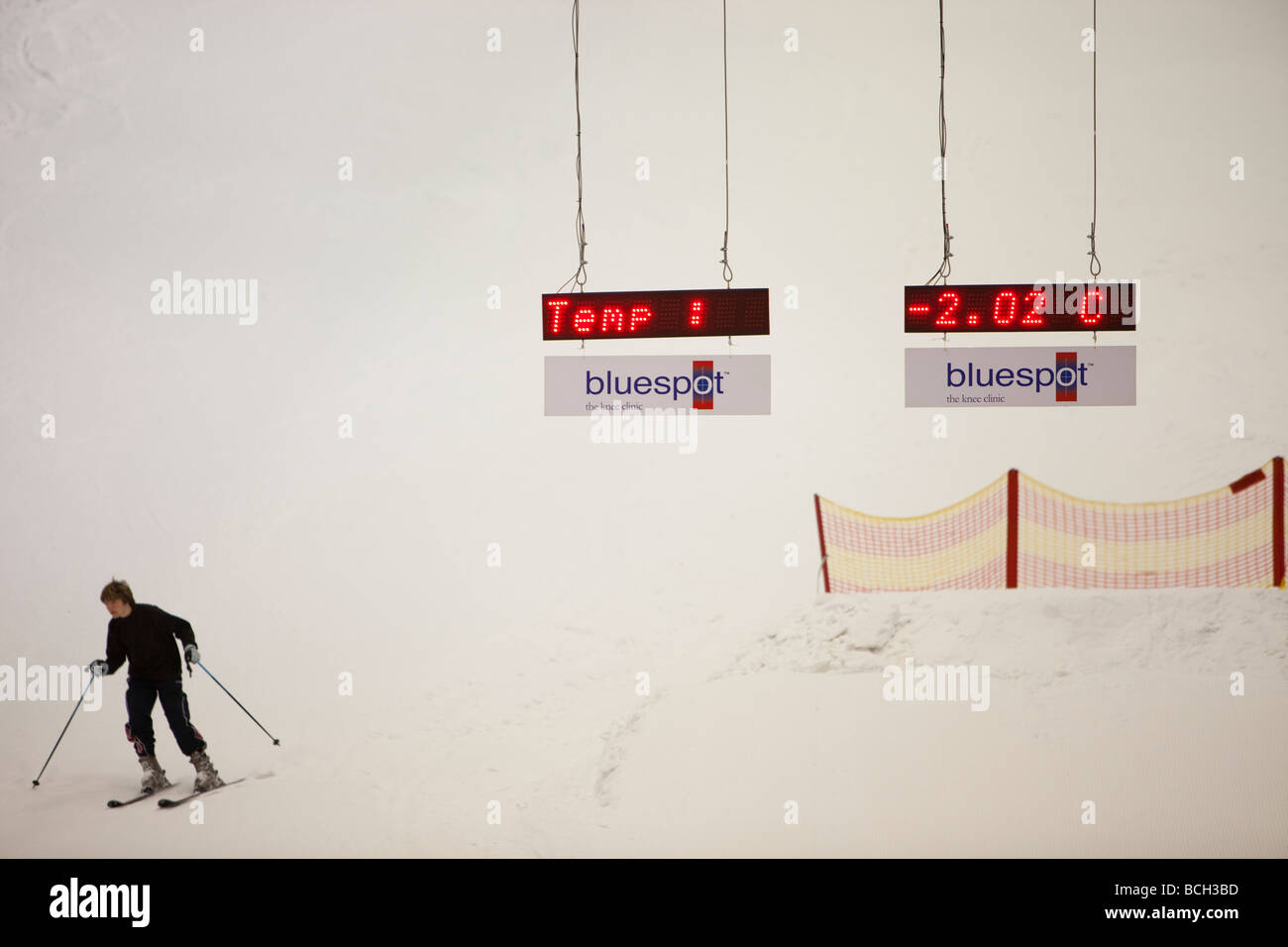 Skiers at the Chill Factor an indoor skiing area in Manchester UK Stock ...