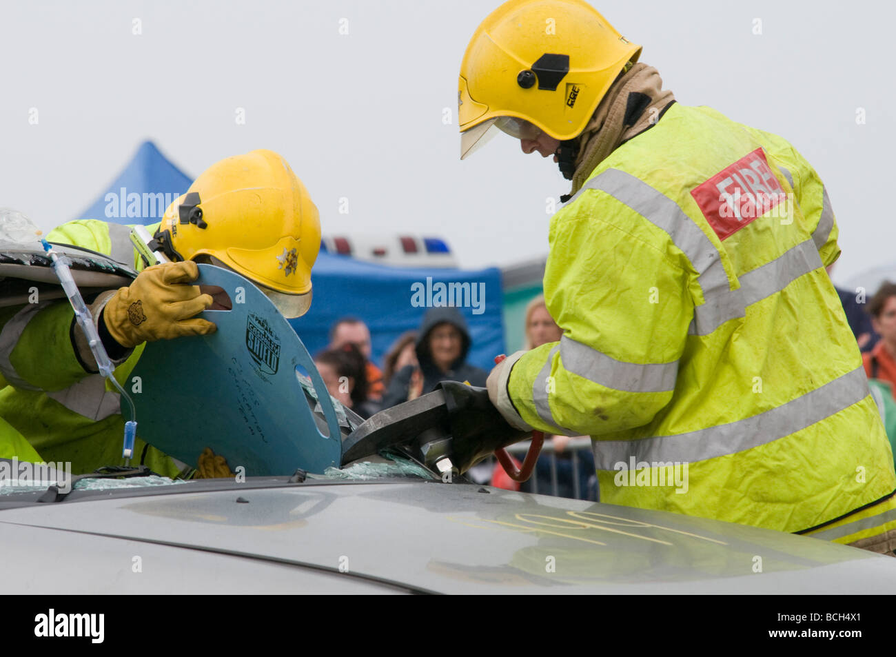 Emergency workers hi-res stock photography and images - Alamy