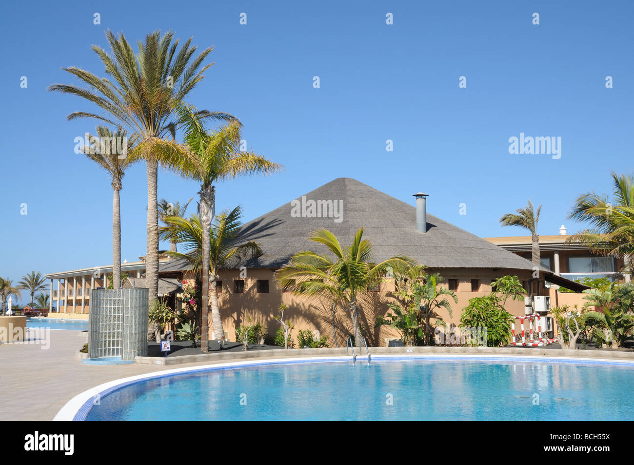 Poolside in a tropical resort Stock Photo - Alamy