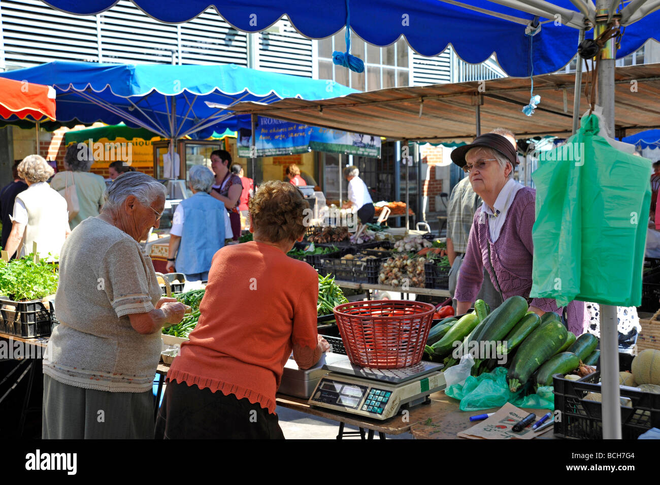 Shaded market stalls hi-res stock photography and images - Alamy