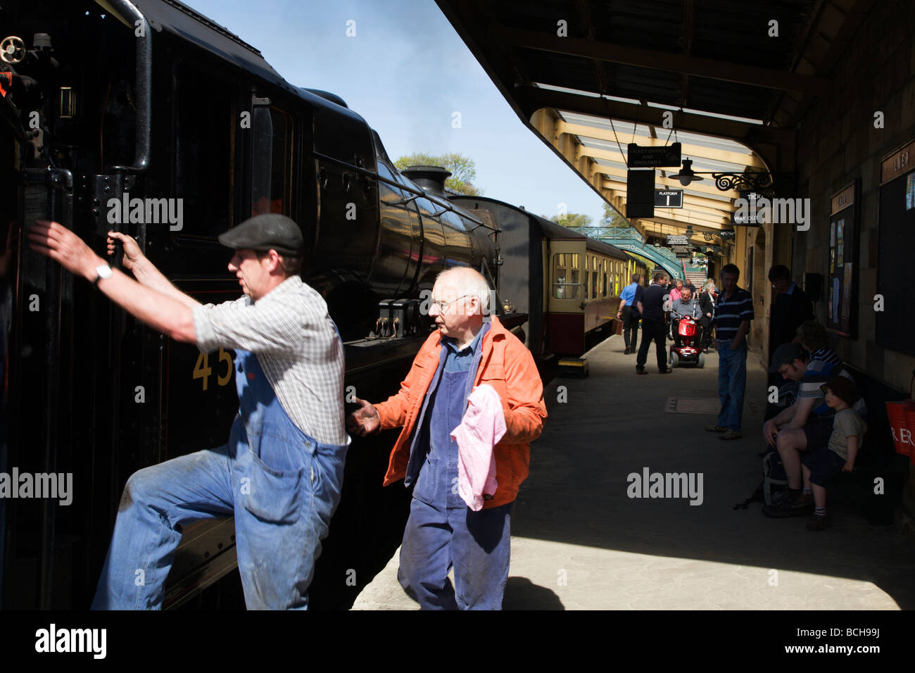 Passengers aboard steam locomotive hi-res stock photography and images ...