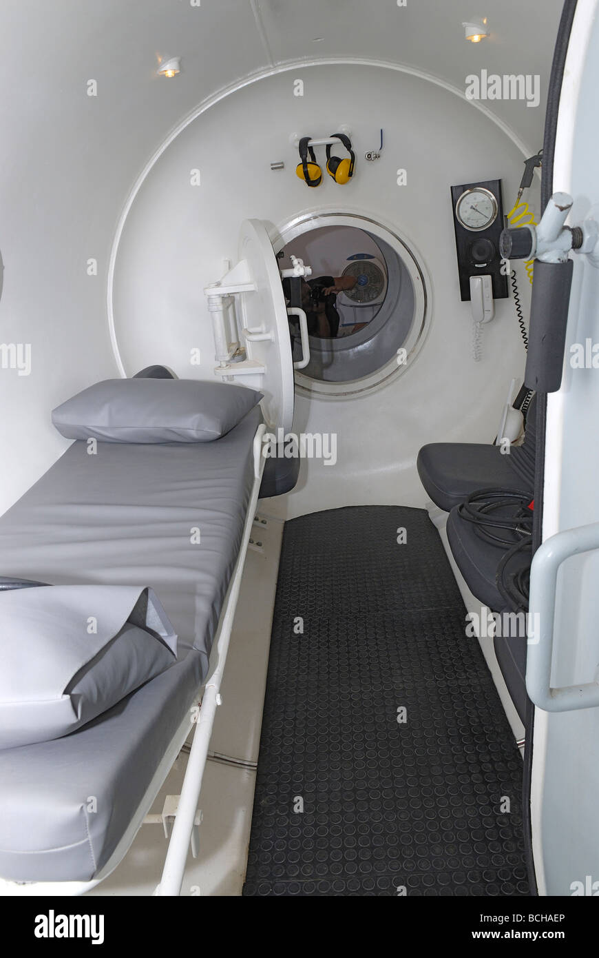 Hyperbaric chamber hi-res stock photography and images - Alamy