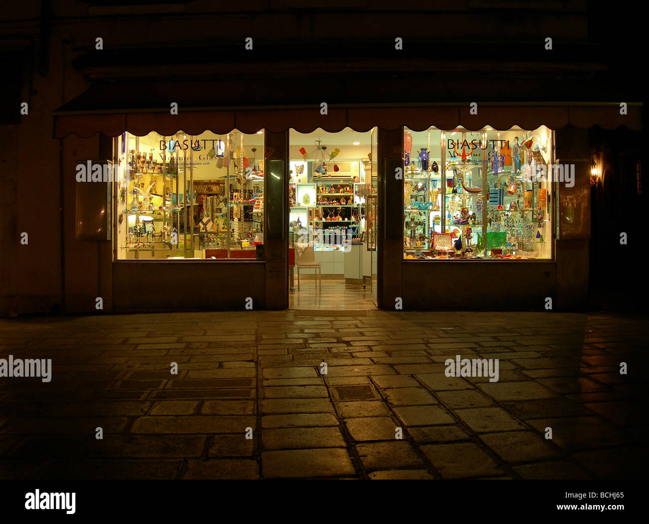 Glass and souvenir shop in the heart of Venice, Italy Stock Photo - Alamy