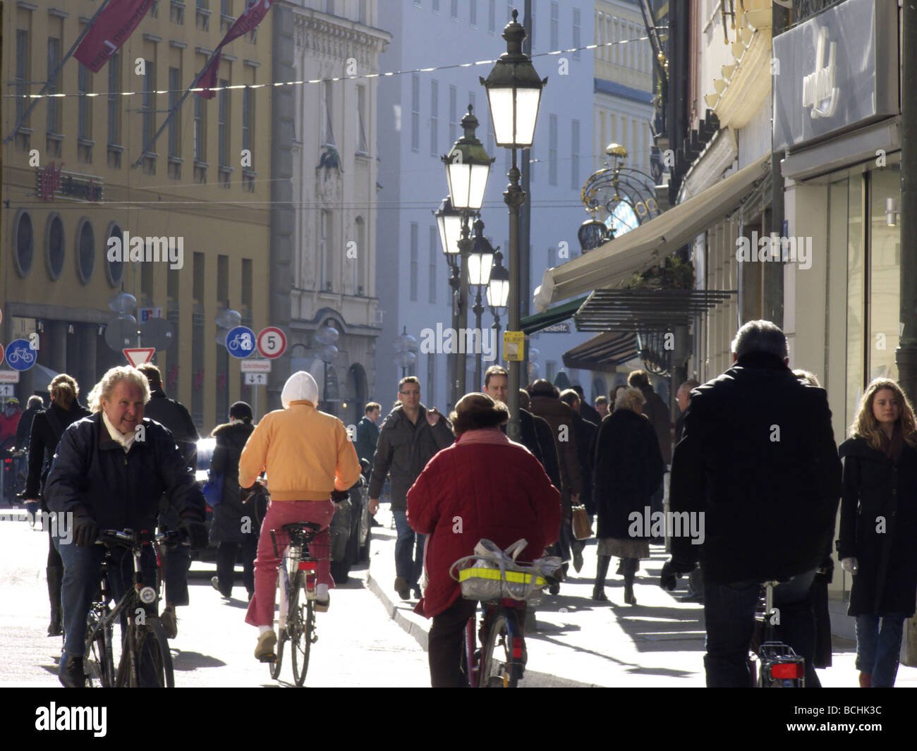 People walking street munich germany hi-res stock photography and ...