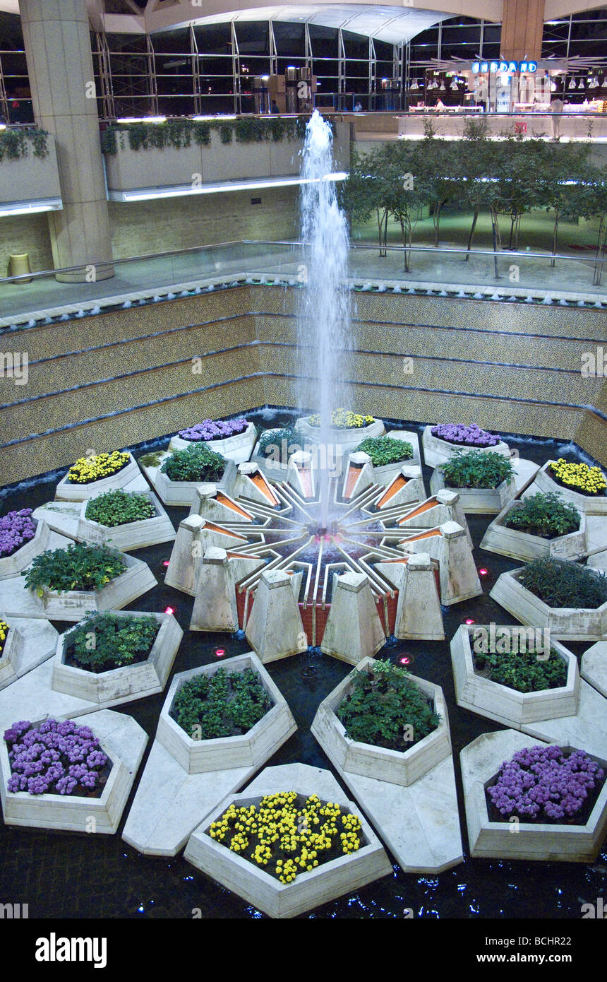 Airport water fountain hi-res stock photography and images - Alamy