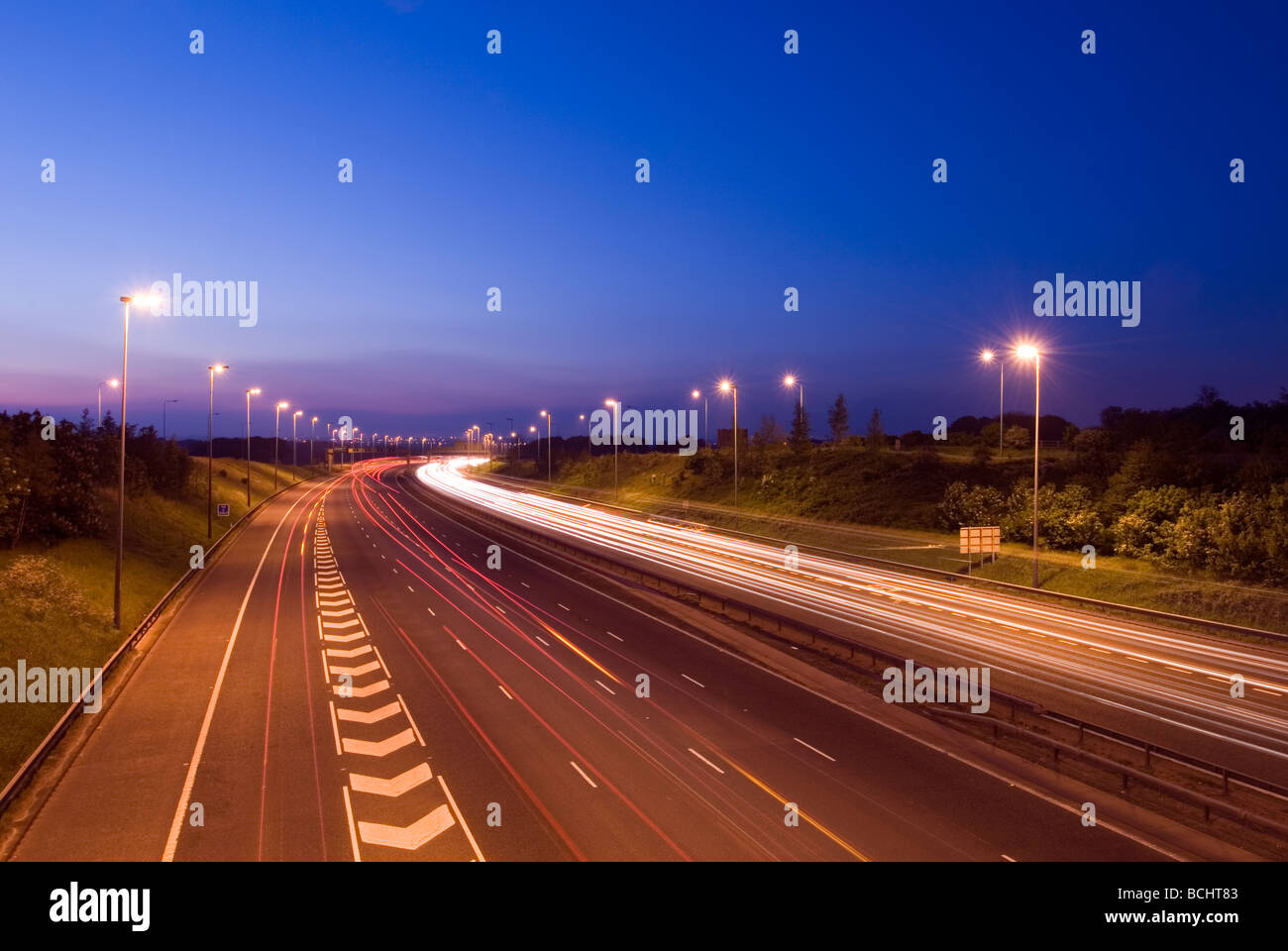 Red and white motor car trail lights on M6 Motorway, Thelwall ...