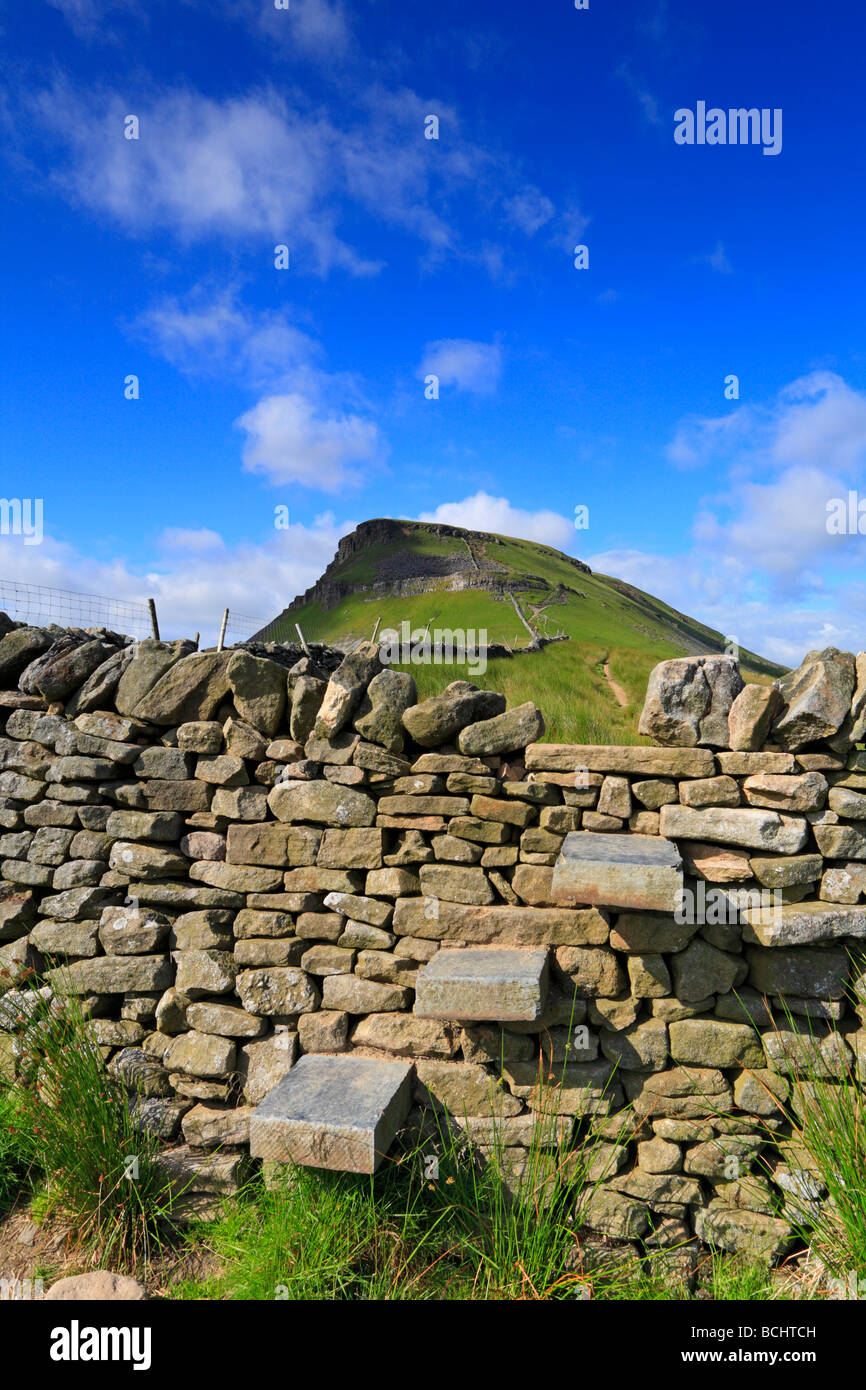 The Pennine Way and Pen-y-ghent, Yorkshire Dales National Park, North ...