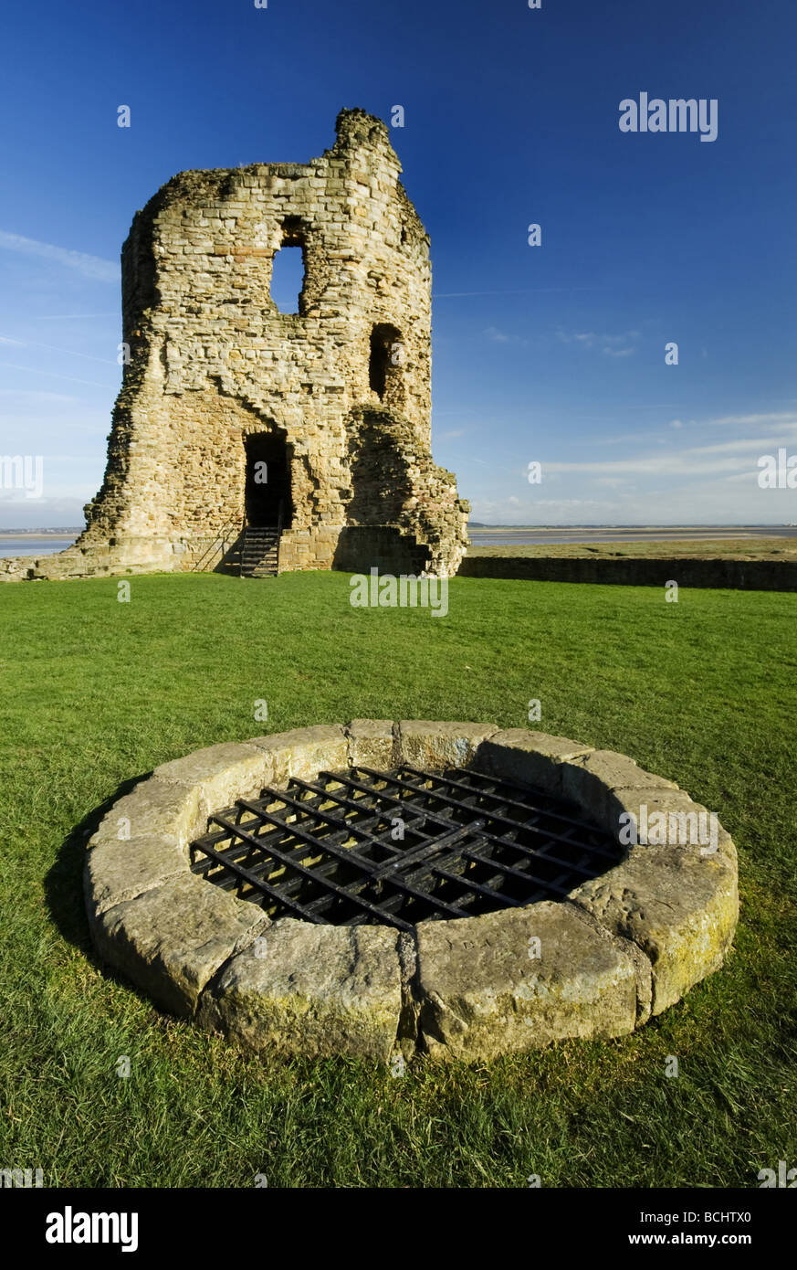 Well castle hi-res stock photography and images - Alamy
