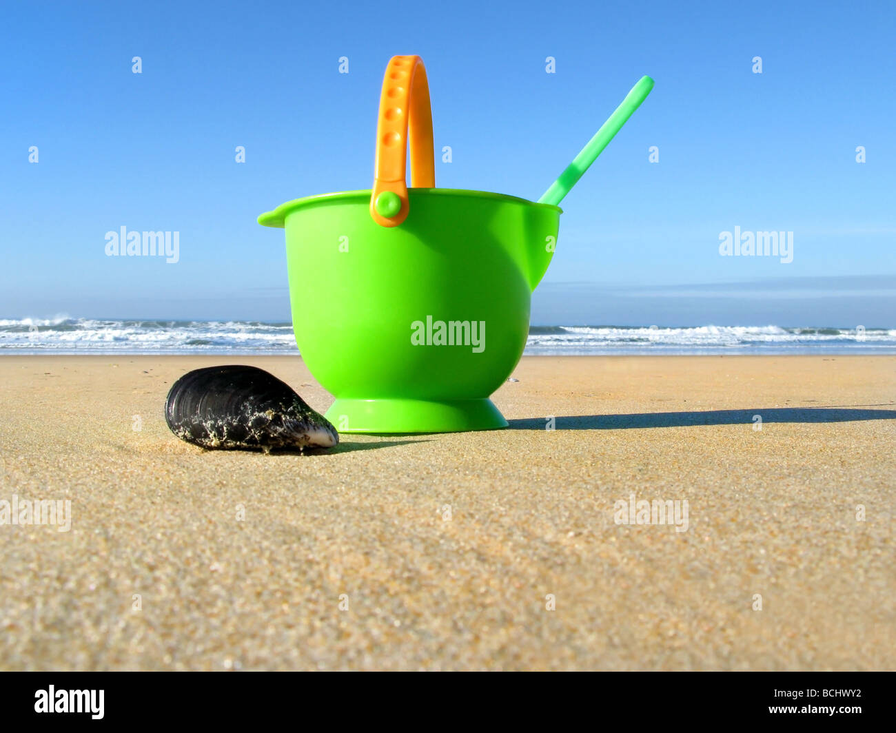 Bucket and spade on tropical beach with blue sky Stock Photo - Alamy