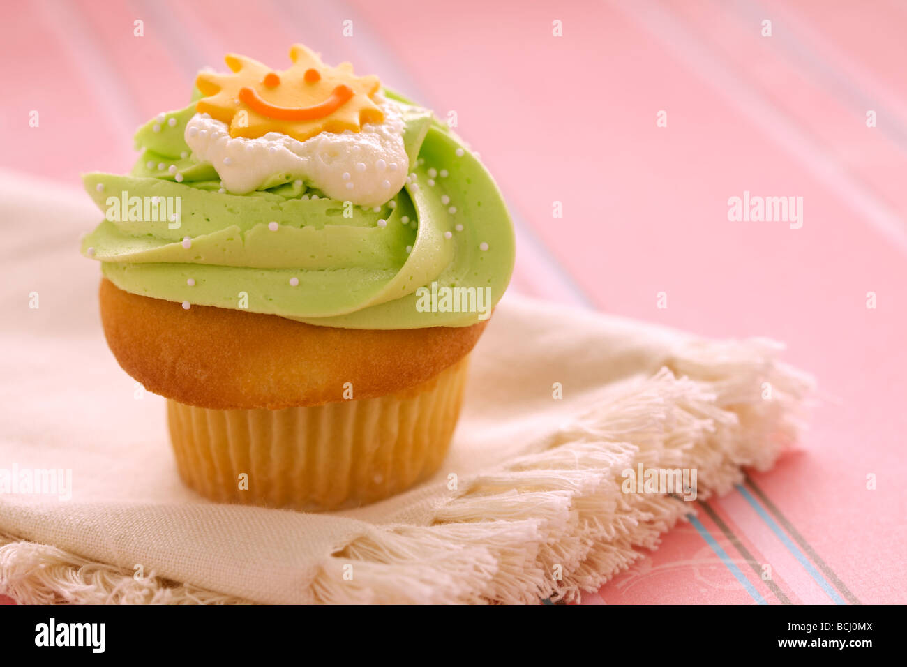 Close-up cupcakes with frosting and sprinkles Stock Photo - Alamy