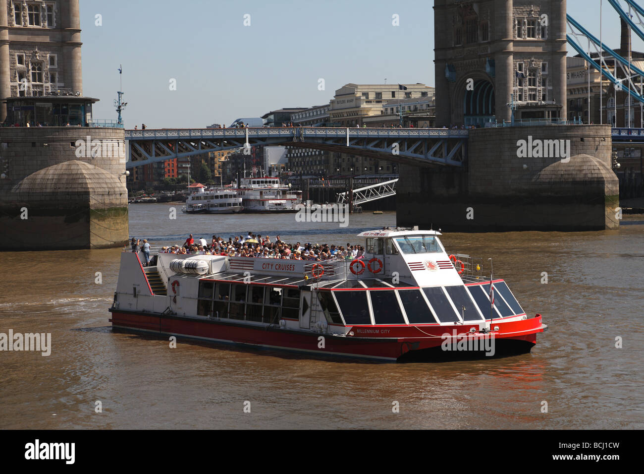 Boats on river thames in sunshine hi-res stock photography and images ...