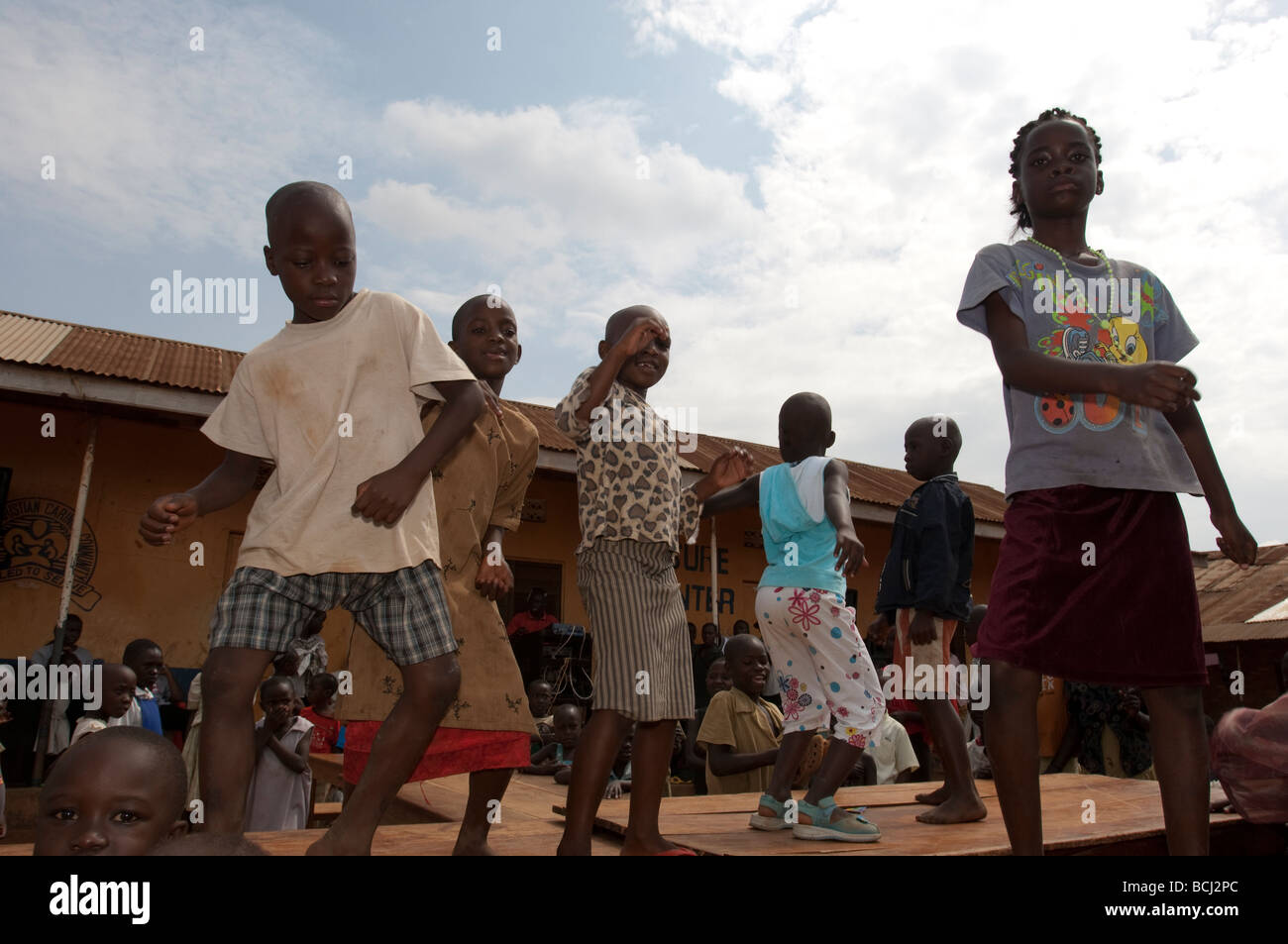 School dancing kids hi-res stock photography and images - Alamy