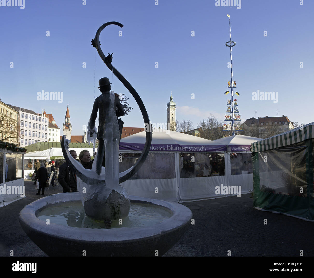 Munich viktualienmarkt karl valentin fountain hi-res stock photography ...