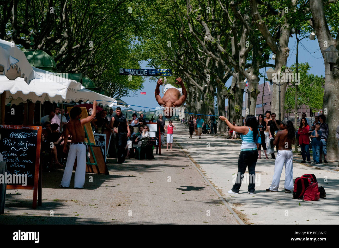 Street performance Man high jumping over a piece of cord Montpellier ...